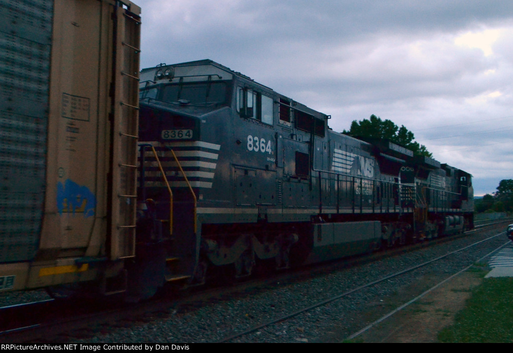 NS C40-8W 8364 trails on 290